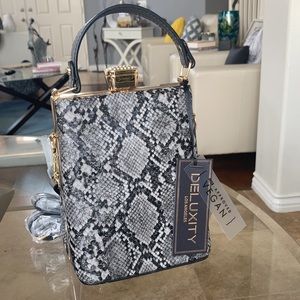 DELUXITY LOS ANGELES - Poshmark